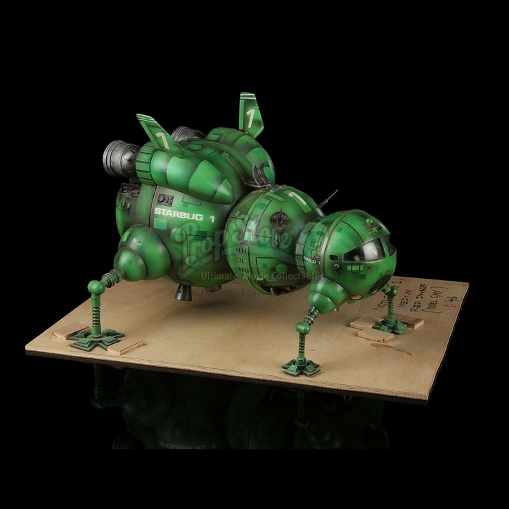 Medium-Scale Starbug Model Miniature | RED DWARF (1988)