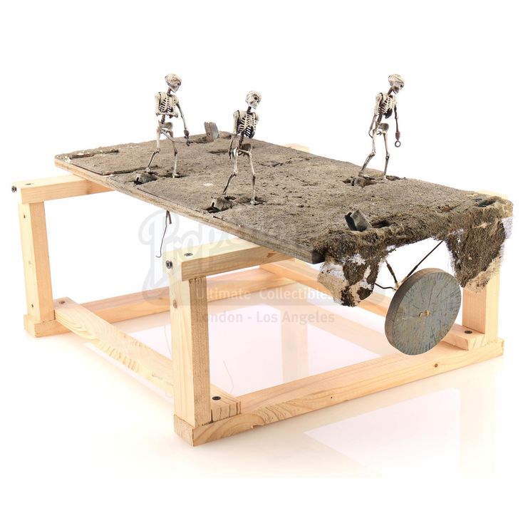 Miniature Walking Skeleton Puppets Scene | ARMY OF DARKNESS (1992)