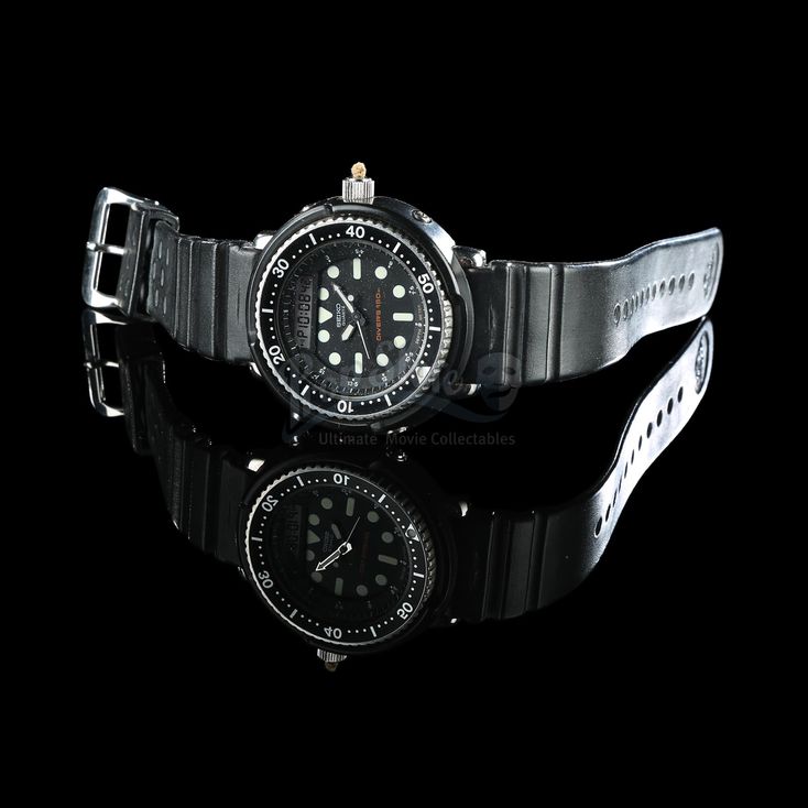 James Bonds (Roger Moore) Garrote Gadget Watch | JAMES BOND: A VIEW TO ...