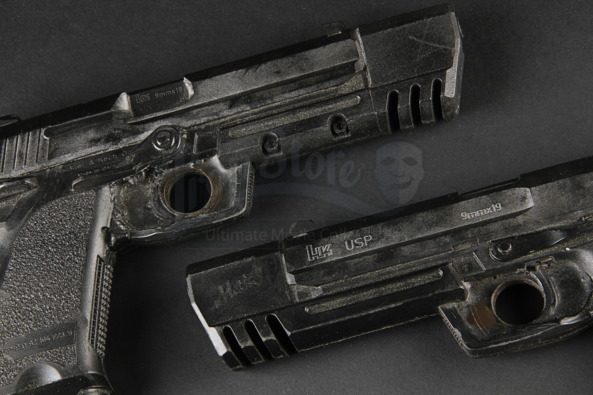 Lara Crofts (Angelina Jolie) Spinning HK USP Match Pistols Display ...