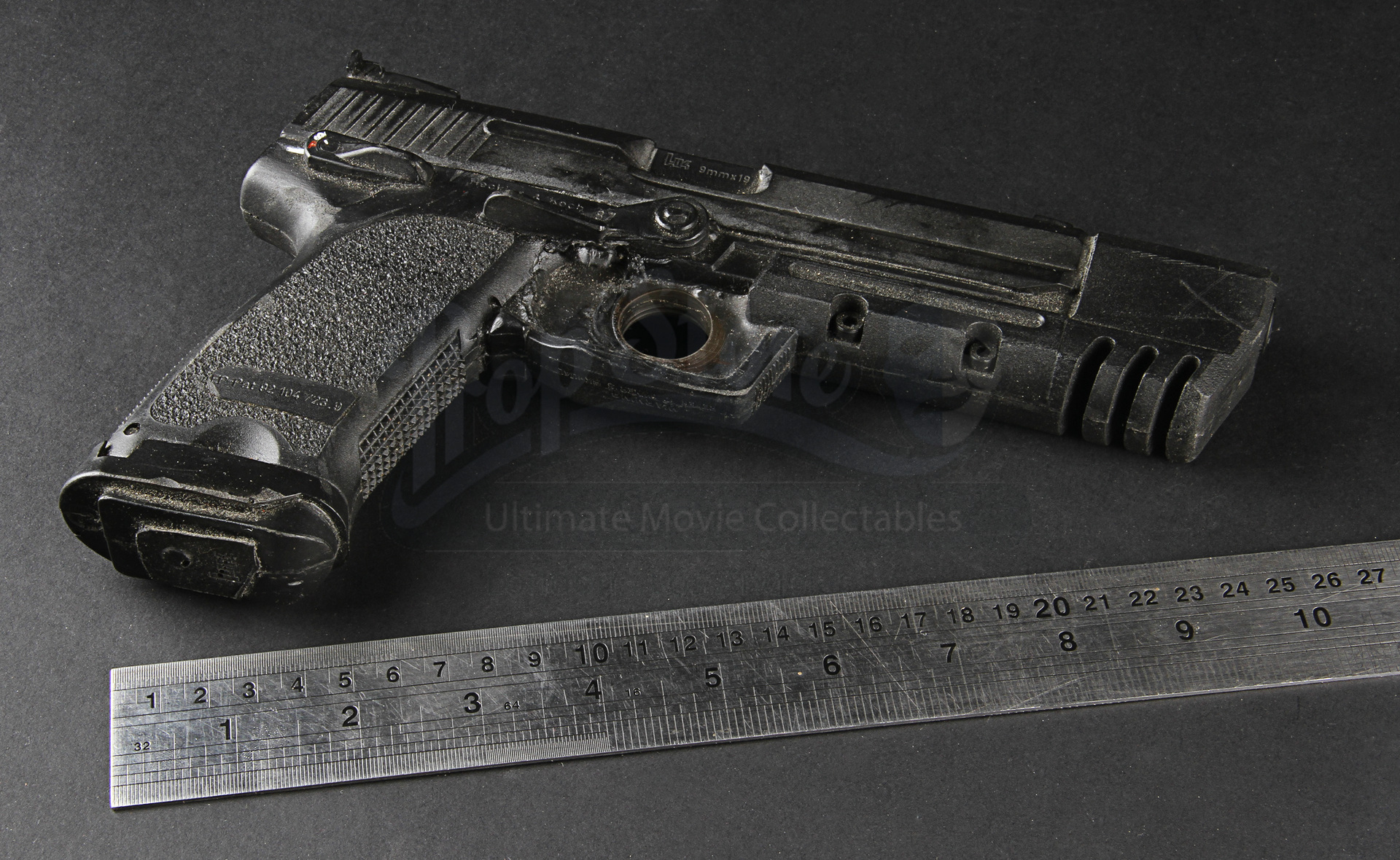Lara Crofts (Angelina Jolie) Spinning HK USP Match Pistols Display ...