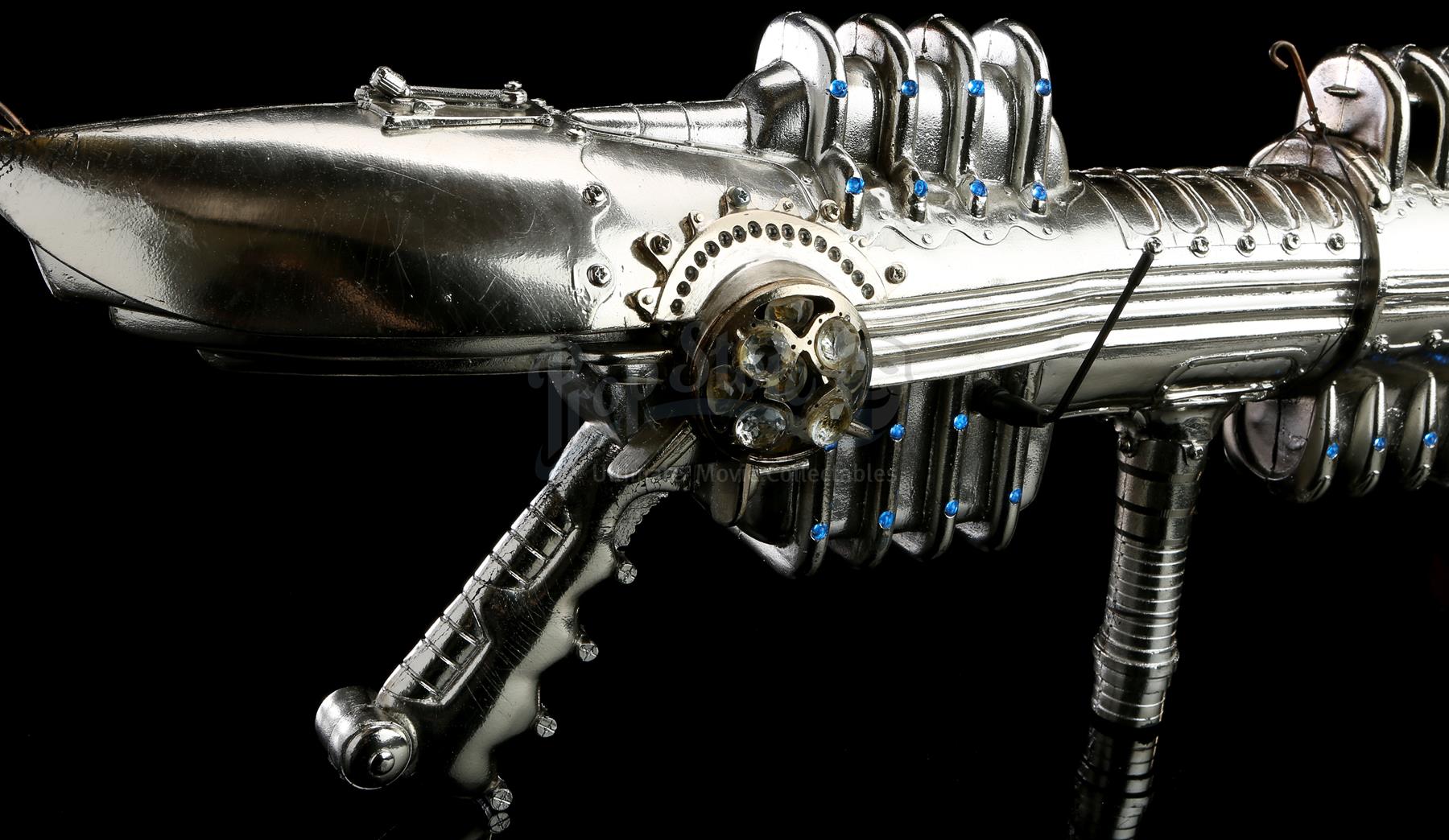 Mr. Freezes (Arnold Schwarzennegar) Light-Up Freeze Gun | #N# BATMAN ...