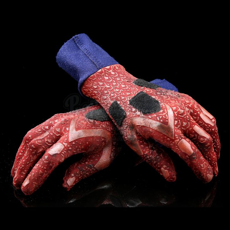 Zordons Battle-Damaged Red Power Suit Gloves | POWER RANGERS (2017)