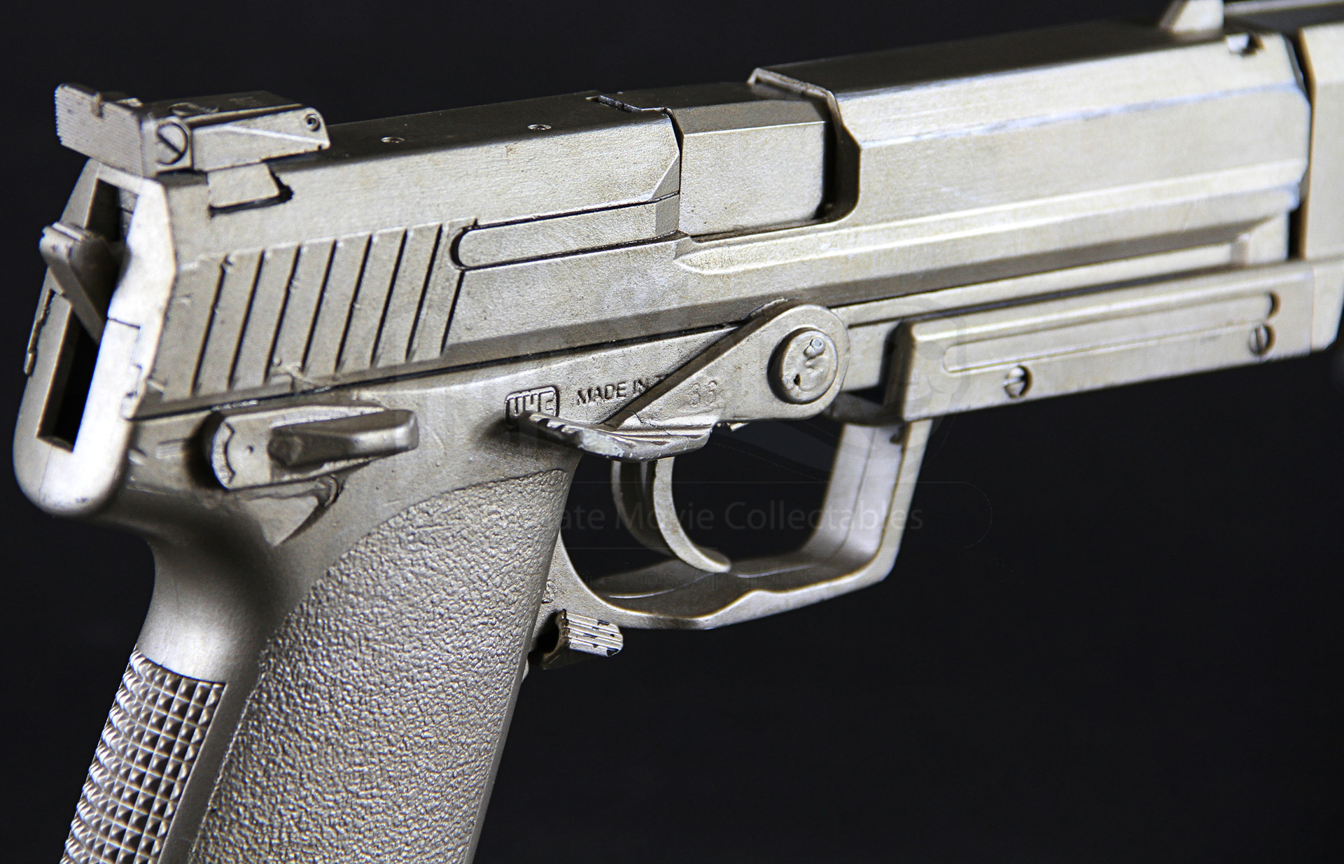 Lara Crofts (Angelina Jolie) Pistol Display | Prop Store - Ultimate ...