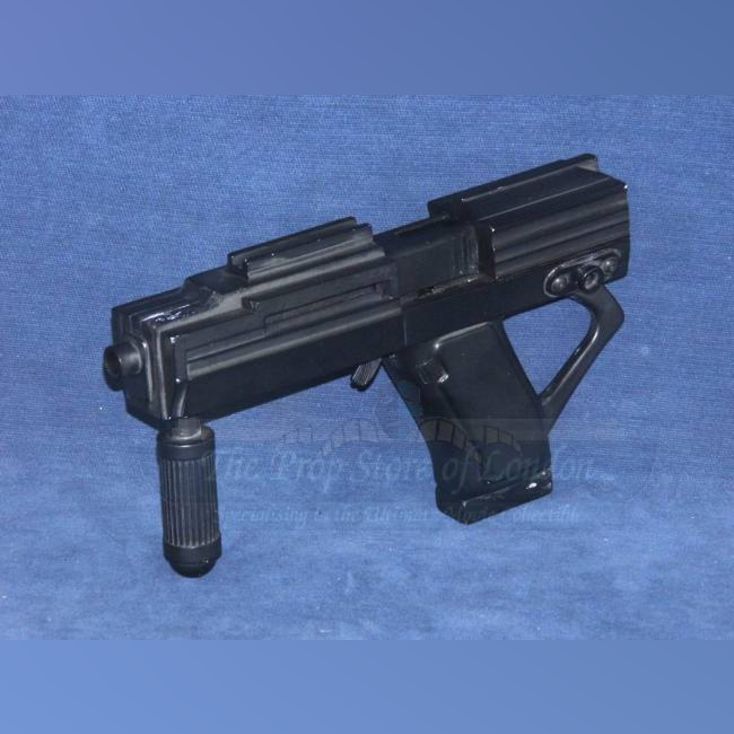 Aeon Flux (Charlize Theron) Hero Gun | AEON FLUX (2005)