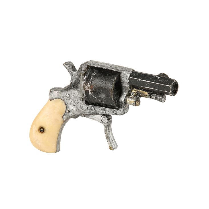 Irene Adlers (Rachel McAdams) Revolver | SHERLOCK HOLMES (2009)