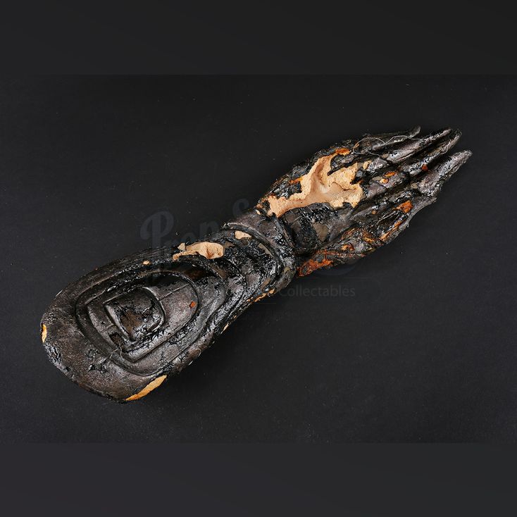 Damaged Falconer Predator Bloody Gauntlet | PREDATORS (2010)