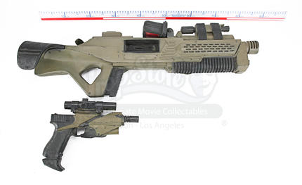 Marine M590 Assault Rifle and M-70 Pistol | Prop Store - Ultimate Movie ...