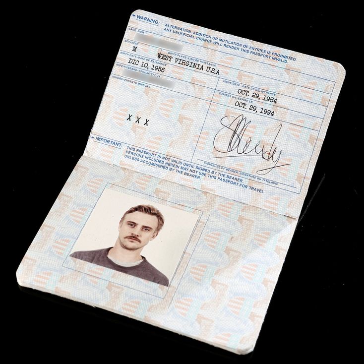 THE SWORD OF SIMN BOLIVAR Steve Murphys (Boyd Holbrook) Passport ...