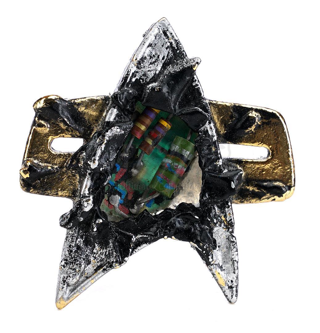 Lot # 1098: STAR TREK: FIRST CONTACT (1996) - Borg-Assimilated Combadge ...