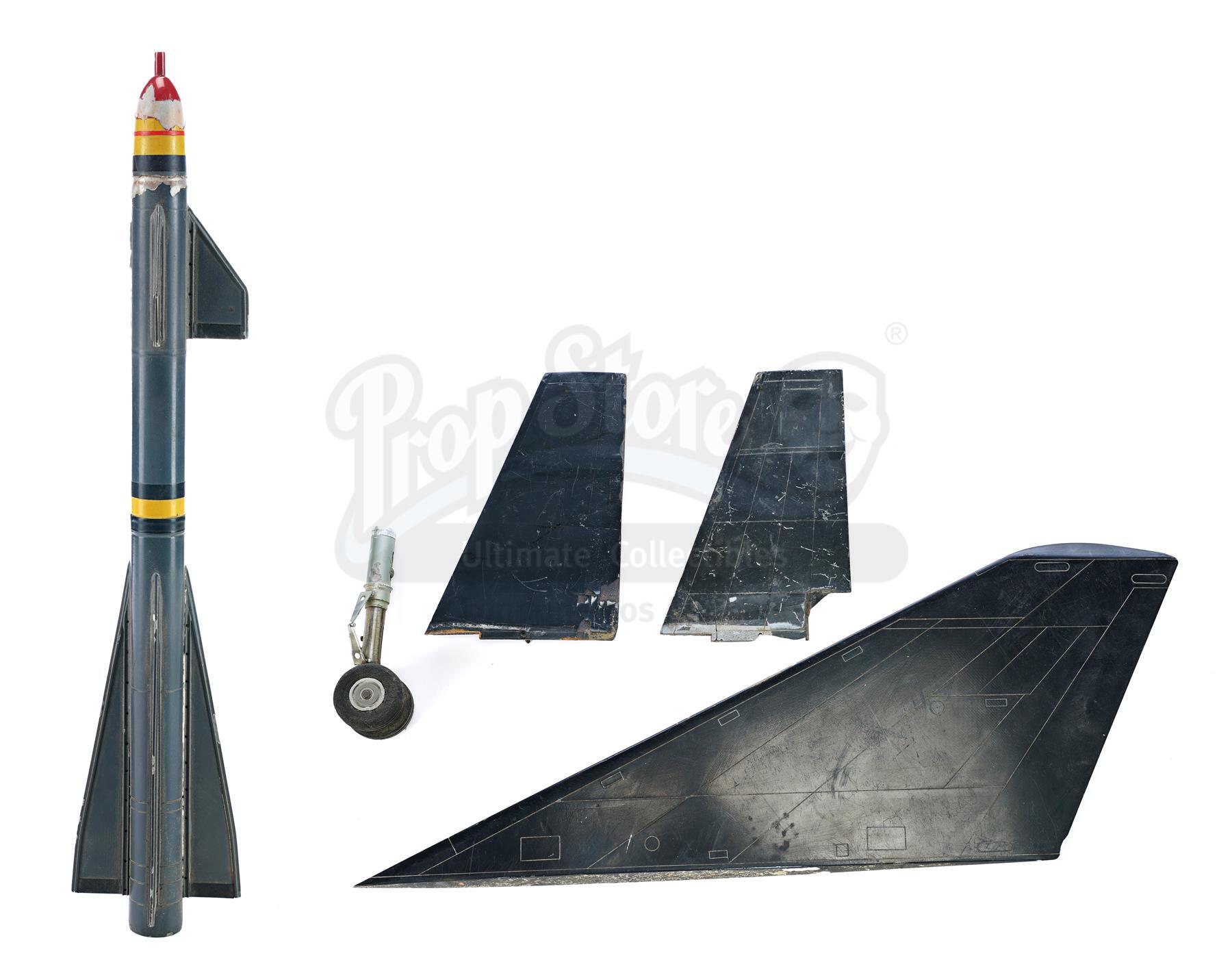 Lot # 671: FIREFOX (1982) - Set of Firefox Model Miniature Components