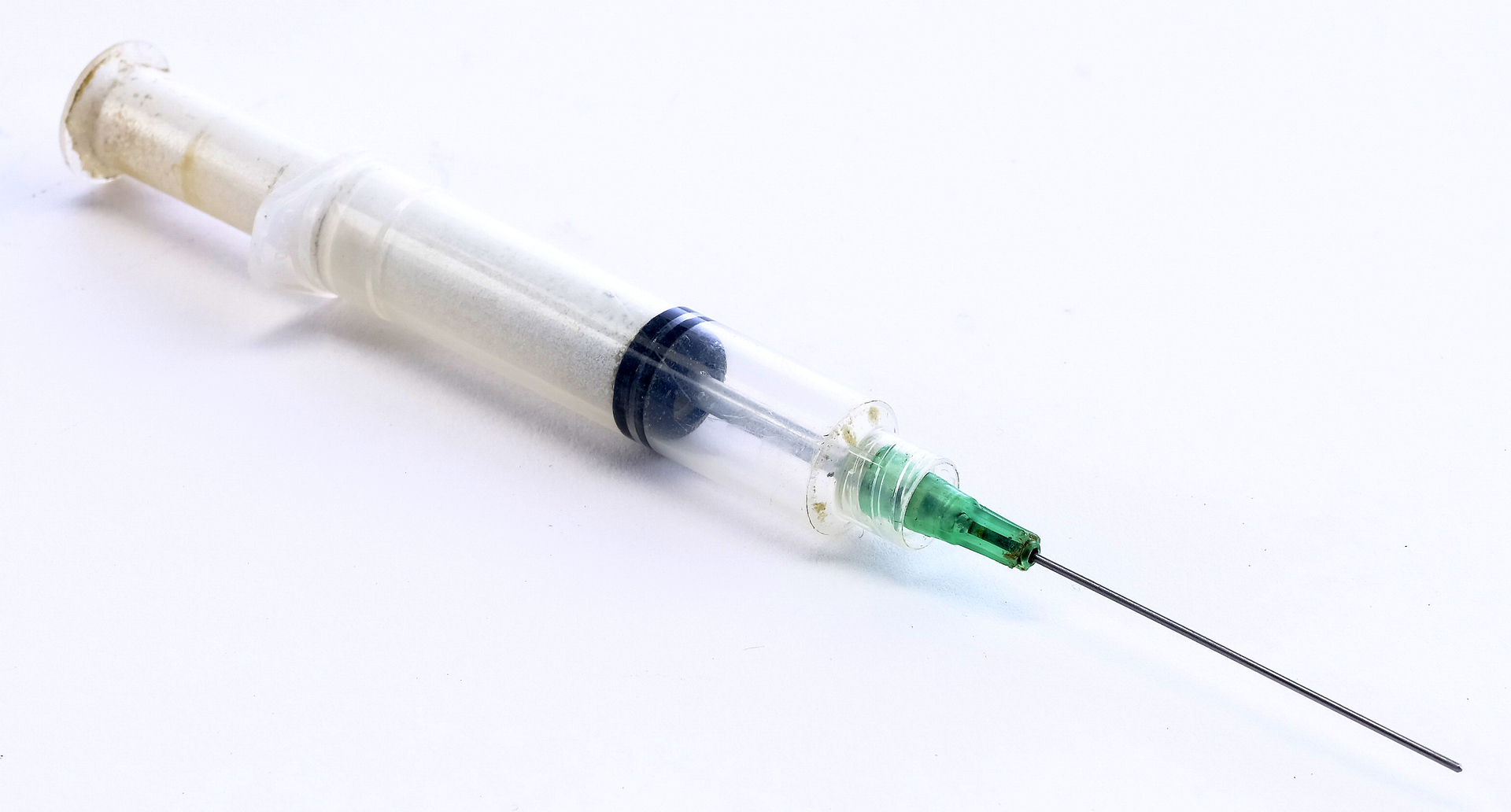 Lot 109 - Dexter Morgans (Michael C. Hall) SFX Scalpel and Syringe with ...