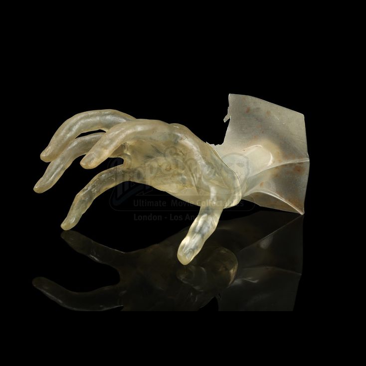 Poltergeist Reference Hand | POLTERGEIST (1982)