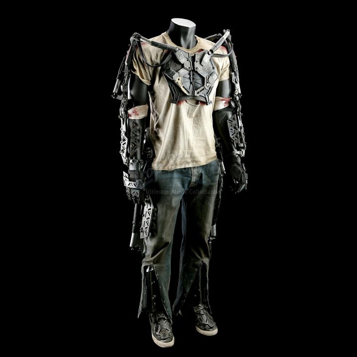 Maxs (Matt Damon) Costume and HULC Suit | ELYSIUM (2013)