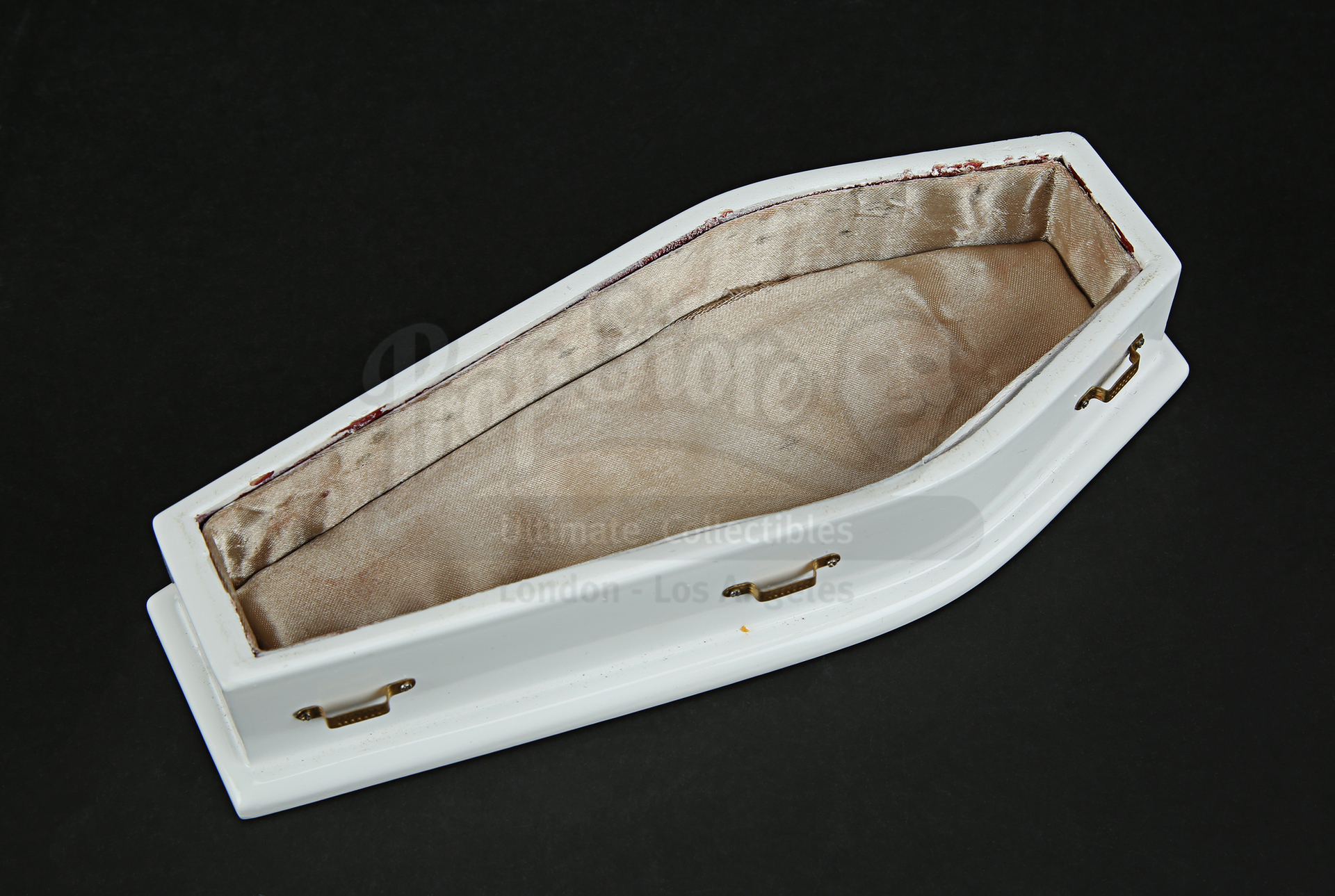 Miniature Coffin | INFILTRATOR, THE (2016)