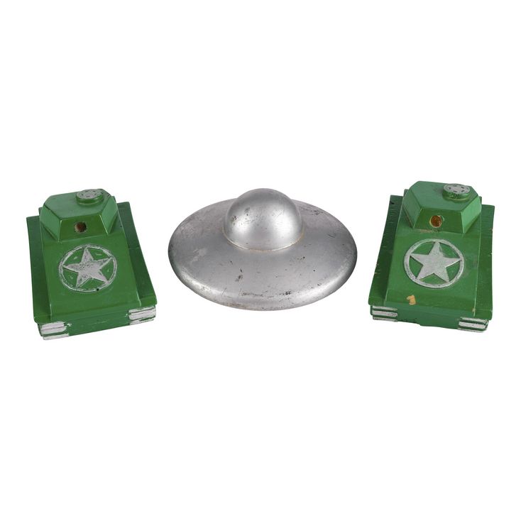 Lot # 1118: MARS ATTACKS! (1996) - War Room Saucer and Tanks