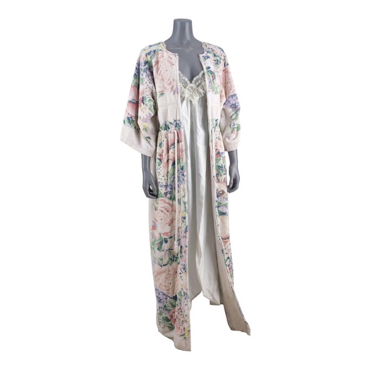 1809. Thelmas (Geena Davis) Robe and Nightgown | THELMA & LOUISE (1991)