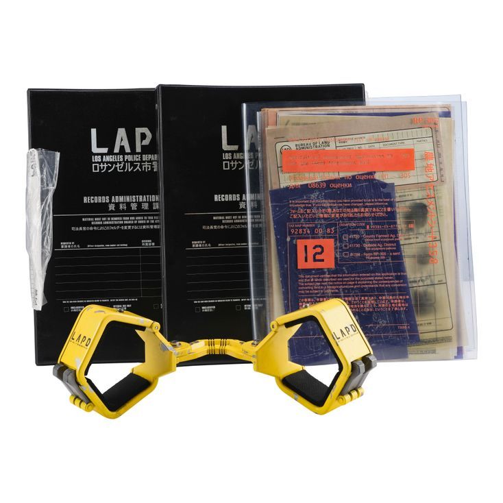 162. LAPD Handcuffs and File Folders ### BLADE RUNNER 2049 (2017)