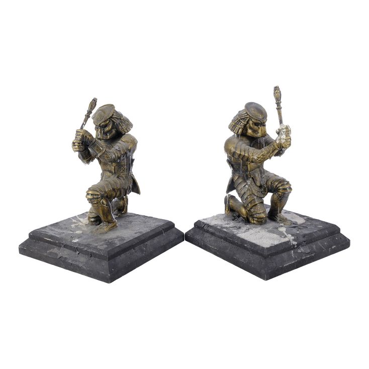 Lot #834: AVP: ALIEN VS. PREDATOR (2004) - Set of Predator Statue Model ...