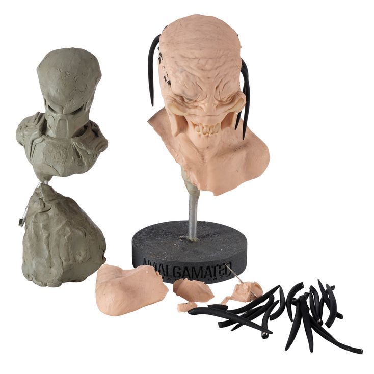 17. Pair of Predator Maquettes | AVP: ALIEN VS. PREDATOR (2004)