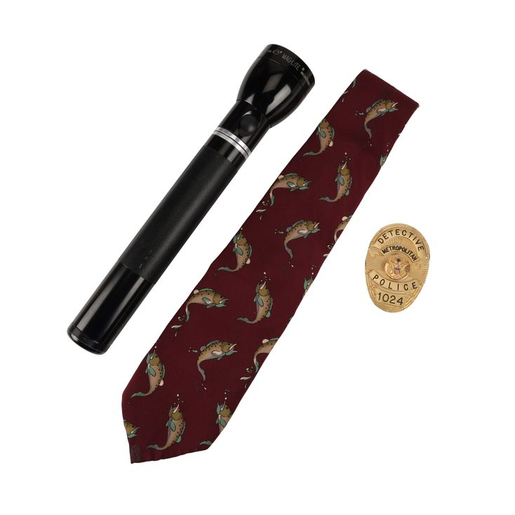 Det. Mills (Brad Pitt) Torch and Necktie With Det. Somersets (Morgan ...