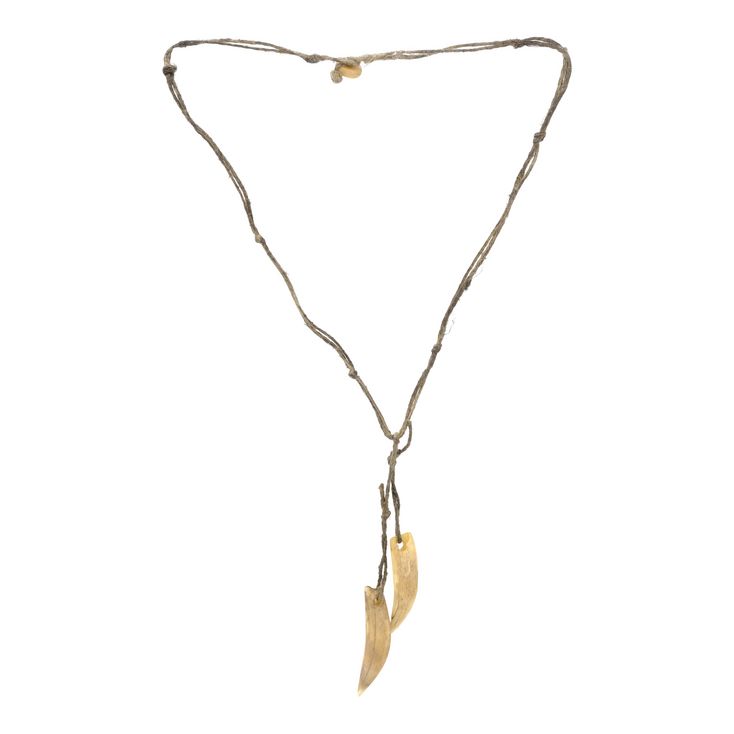 Lot 159 - Maximus Decimus Meridius (Russell Crowe) Wolf Tooth Necklace ...