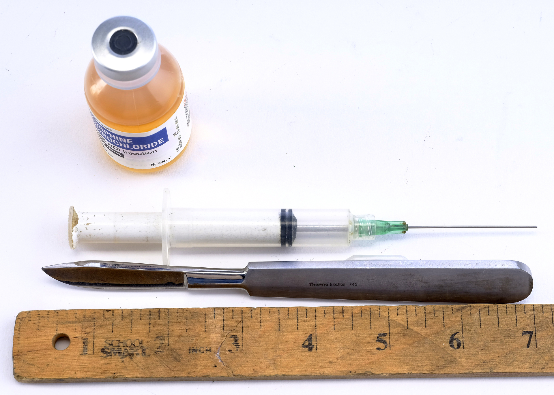 Lot 109 - Dexter Morgans (Michael C. Hall) SFX Scalpel and Syringe with ...