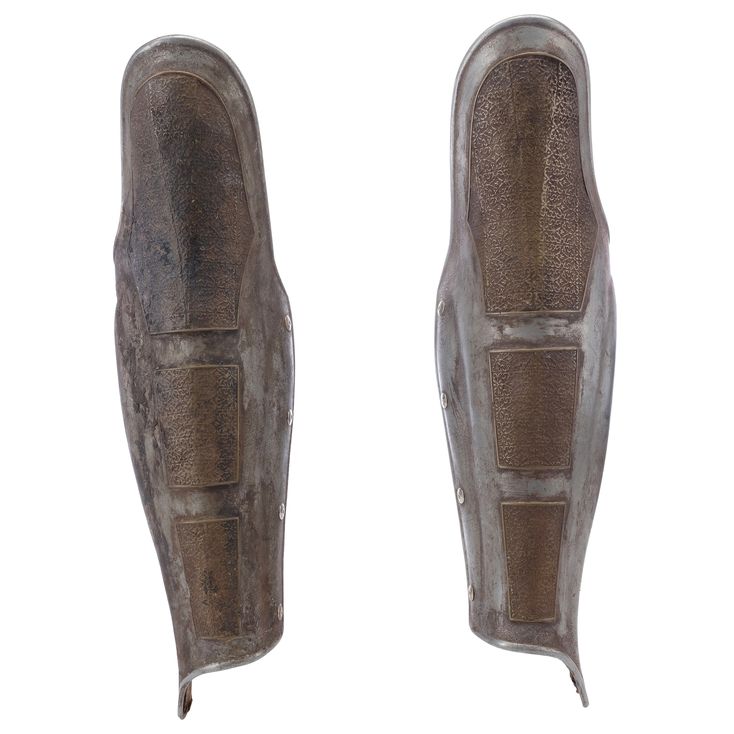 Lot 956 - General Maximus (Russell Crowe) Roman Greaves | GLADIATOR (2000)