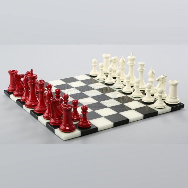 Lot 549 - Bella and Edward Cullens Chess Set | TWILIGHT SAGA, THE ...