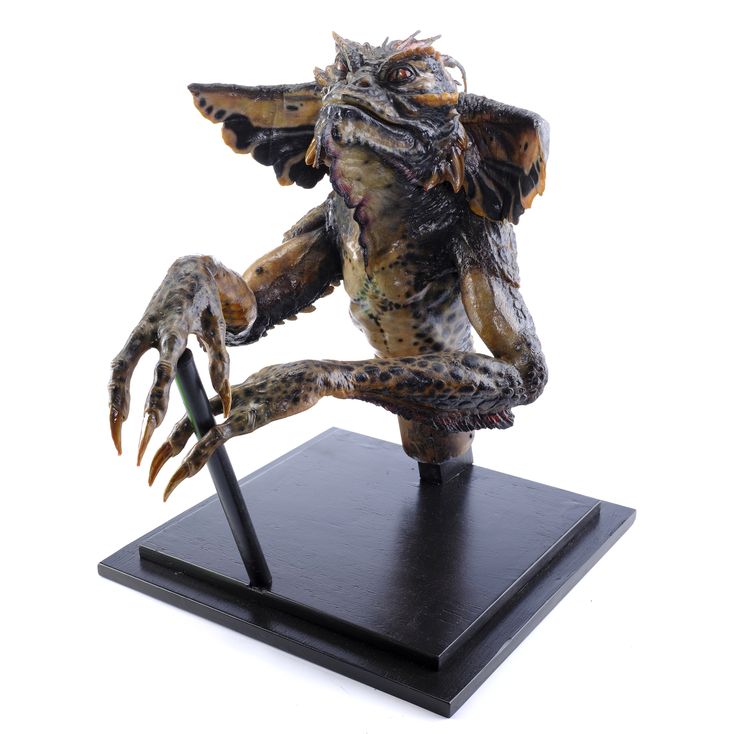 Lot 171 - Lunging Gremlin Mohawk Puppet | GREMLINS 2: THE NEW BATCH (1990)