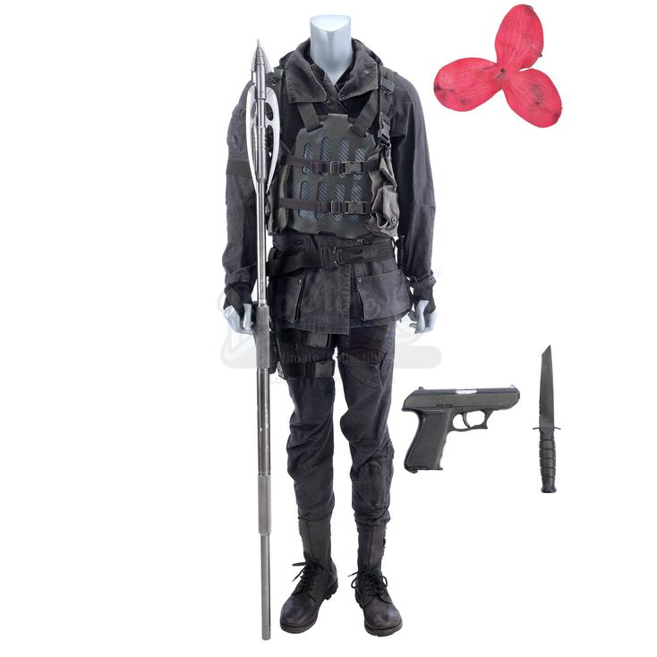 Finnick Odairs (Sam Claflin) Costume and Trident | THE HUNGER GAMES ...
