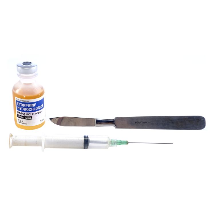 Lot 109 - Dexter Morgans (Michael C. Hall) SFX Scalpel and Syringe with ...