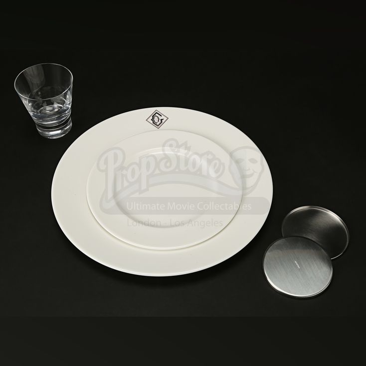General Oblation Board Dining Set | GOLDEN COMPASS, THE (2007)