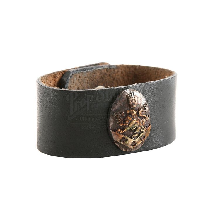 Bella Cullens Crest Cuff | TWILIGHT SAGA, THE: BREAKING DAWN - PART 2 (2012)